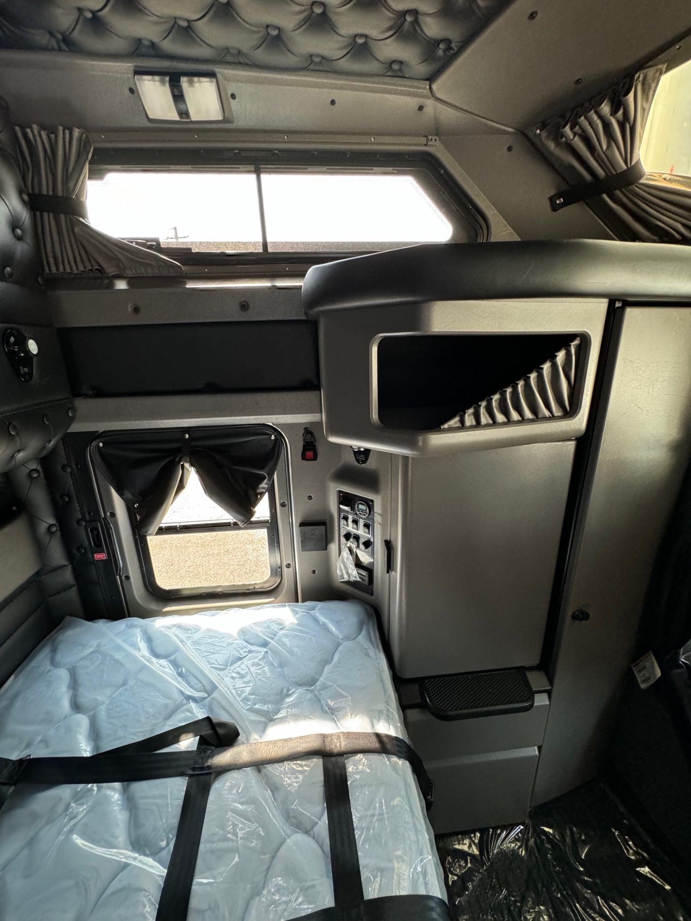 2025 Kenworth W900L 86 Inch Studio - Youngstown Kenworth