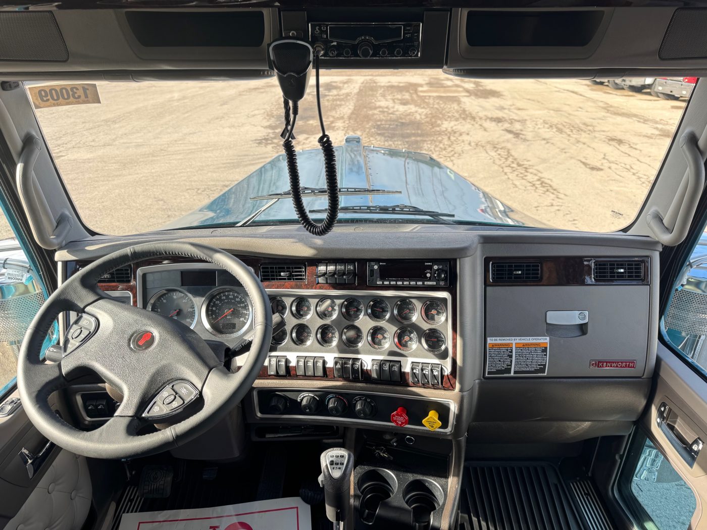 2025 Kenworth W900L 86" Studio - Youngstown Kenworth